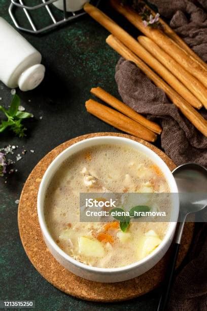 건강한 다이어트 음식 치킨 크림 치즈와 어두운 돌 테이블에 시리얼맛있는 수프의 개념 공간을 복사합니다 0명에 대한 스톡 사진 및