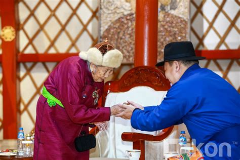 ФОТО Төрийн гурван өндөрлөг азай буурлуудтай золгов