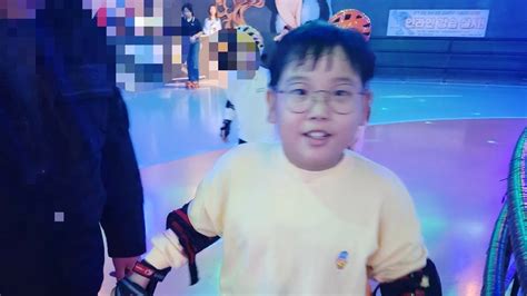 첫 롤러스케이트를 타는 아들 ️ 엉덩이 괜찮아~ ㅎㅎ 추억남기기 롤러스케이트 첫도전 힘내 할수있어 Youtube