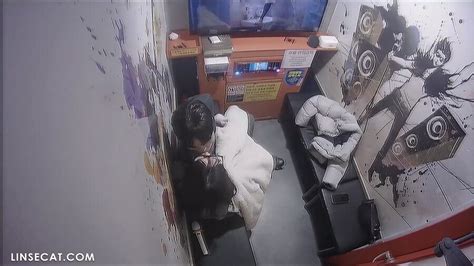 단독 영상 2024년 해킹된 한국 노래방 Ip카메라 안경쓴 괴짜 여자가 남자친구에게 사정을 당하다 그녀의 질은 정액으로 가득 찼고 그녀는 팬티를 입었습니다 인색