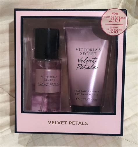 Victoria Secret Velvet Petals bundle, Kesehatan & Kecantikan, Kulit ...