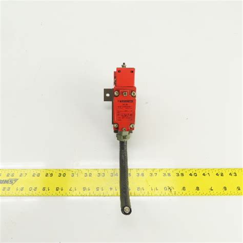 Telemecanique XCS Safety Interlock Limit Switch W Key Mounting Bracket V Bullseye