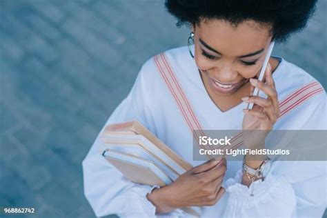 거리에서 스마트폰으로 말하는 매력적인 아프리카계 미국인 사업가의 높은 각도 보기 거리에 대한 스톡 사진 및 기타 이미지 거리 경영자 기업 비즈니스 Istock