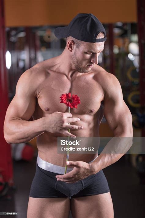 남자는 체육관에서 보디 빌딩에 종사 하 고 바 벨을 리프트 하 고 그의 근육을 훈련 Practice Drill에 대한 스톡 사진 및 기타 이미지 Practice