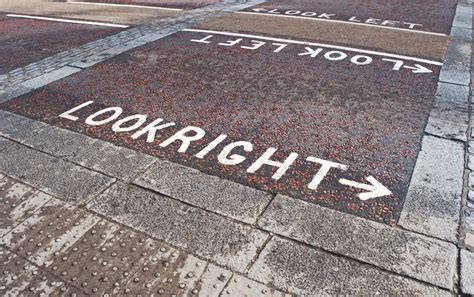 무료 이미지 비행 도로 바닥 시티 아스팔트 방향 레인 화살 왼쪽 하부 구조 파티 안전 보기 영상 권리 얼룩말 횡단 노상 강도 정치가