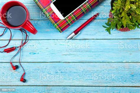 블루 사무실 책상 테이블 컴퓨터 펜과 한 잔의 커피 많은 것 들 복사 공간 평면도 가축우리에 대한 스톡 사진 및 기타 이미지