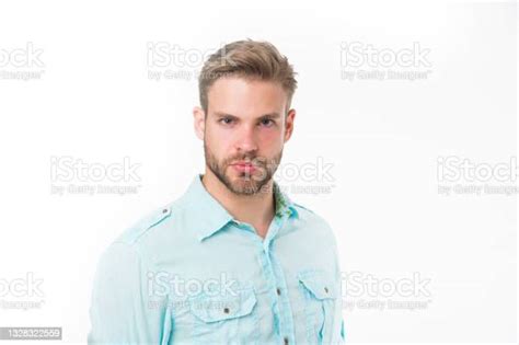 흰색 배경에 고립 된 엄격한 얼굴에 강모를 가진 남자 수염이나 면도하지 않은 남자가 잘 생겼고 잘 손질된 남자 남자는 수염을 기고 매력적인 자신의 외모에 대한 관심 스킨