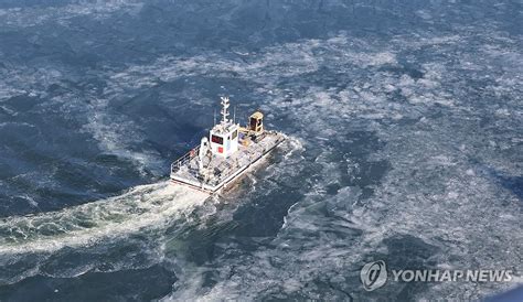 꽁꽁 얼어붙은 아라뱃길 얼음 깨는 쇄빙선 연합뉴스
