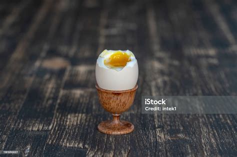 나무 테이블 배경에 계란 컵에 부드러운 삶은 계란 클로즈업 달걀 반숙에 대한 스톡 사진 및 기타 이미지 달걀 반숙 0명 갈색 Istock