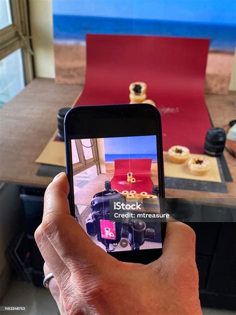 스마트폰을 사용하여 다진 파이 달콤한 다진 고기로 채워진 바삭한 페이스트리 타르트 비하인드 음식 사진 스튜디오 사진 촬영 설정 실내 사진 촬영 전경에 초점 맞추기 사진 촬영