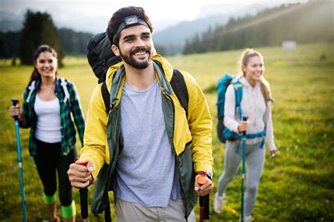 시골에서 하이킹 하는 젊은 친구의 그룹입니다 국가 걷기에 여러 종족의 젊은이 들 건강한 생활방식에 대한 스톡 사진 및 기타 이미지 건강한 생활방식 걷기 관광 Istock