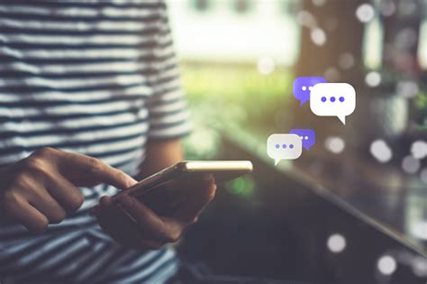 여자 손 스마트폰 입력을 사용 하 여 대화 상자 아이콘 팝업 채팅 대화 소셜 미디어 Maketing 기술 개념입니다 빈티지 소프트 컬러 톤 배경입니다 개념에 대한 스톡 사진