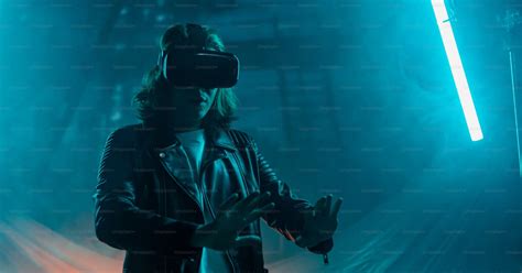 메타버스 디지털 사이버 월드 기술 증강 현실 게임을 하는 가상 현실 Vr 고글을 쓴 남자 미래 지향적인 라이프스타일 사진 Unsplash의 한 사람 이미지