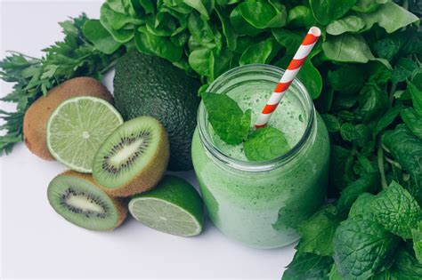 그린 디 톡 스아보카도 샐러드 케 일 라임 키 위 민트 등의 녹색 과일에서 건강 한 스무디 알칼리 성 다이어트 개념입니다 비 건