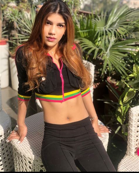 Arshya Khullar Navel In Black Top And Yoga Pants R Navelnsfw