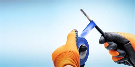 케이블 배선 작업을 하는 전기 기술자 전기 테이프를 사용하여 전기 전선 배너를 복사 공간으로 사용하는 전기 기술자의 손