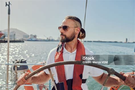 여행 바퀴 및 보트 선장 남자 또는 운전자 운전 유람선 항해 또는 바다 항해 여행에 자연 모험 바다 파도 야외 햇빛 및 호화 요트 운송 투어를위한 사람 30 34세에 대한