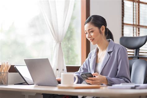 집에서 문서를 가지고 일하는 동안 노트북을 사용하는 행복한 젊은 아시아 여성 숫자를 계산하는 온라인 문서 계산기 재무 회계 사무소 개념 계약서에 대한 스톡 사진 및 기타