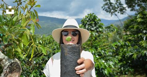 모자와 선글라스를 끼고 큰 물건을 들고 있는 사람 사진 Unsplash의 무료 의복 이미지