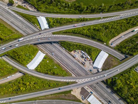 瑞士大型公路交叉口的空中景观高清摄影大图 千库网