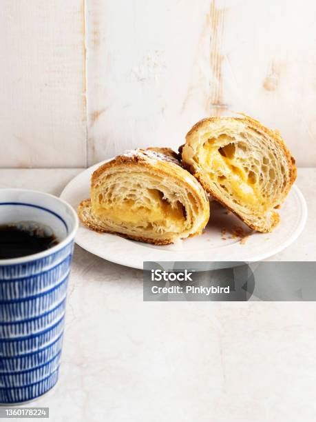 아몬드 크루아상과 커피 커스터드 가우러진 아몬드 크루아상 커피와 크루아상 커피 컵 신선한 크루아상 0명에 대한 스톡 사진 및 기타 이미지 Istock