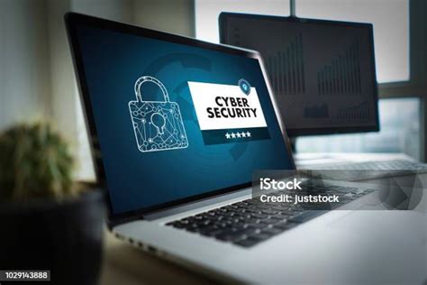 사이버 보안 사업 기술 방화벽 바이러스 백신 경고 보호 보안 및 사이버 기민에 대한 스톡 사진 및 기타 이미지 기민 노트북 노트북 사용하기 Istock
