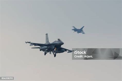 레이 르 던 네덜란드 4 월 11 2016 록히드 마틴 F16 파이팅 팔 콘 전투기 임무에서 돌아가는 거 야 F 16 파이팅 팰콘에 대한 스톡 사진 및 기타 이미지 Istock