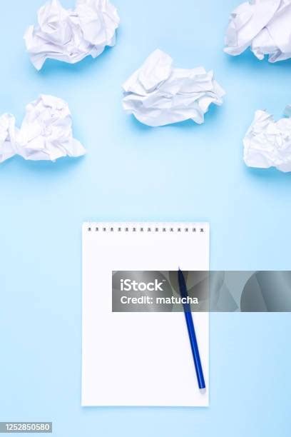 구름 의 형태로 구겨진 종이 주위에 파란색 배경에 흰색 노트북과 펜 위시리스트와 꿈을 그리는 컨셉 구름 속에서 머리 0명에 대한 스톡 사진 및 기타 이미지 Istock