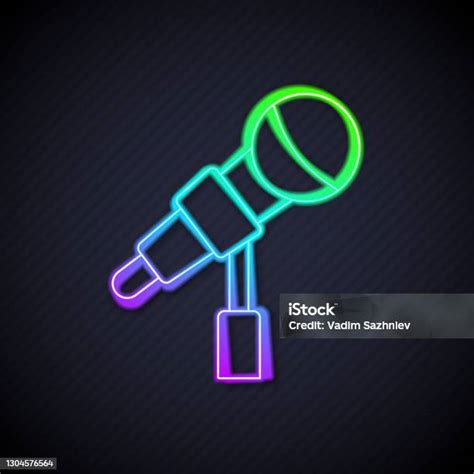 검은 색 배경에 격리 된 빛나는 네온 라인 마이크 아이콘 공기 라디오 마이크 마이크에 스피커 기호입니다 벡터 가수에 대한 스톡