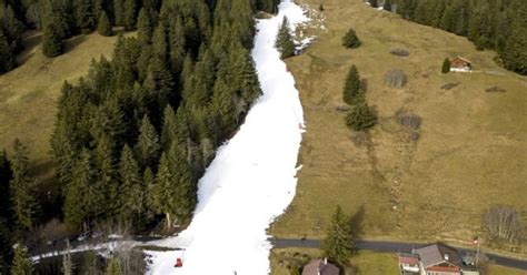 한겨울 눈 없는 알프스 스키장 퇴근길 한 컷