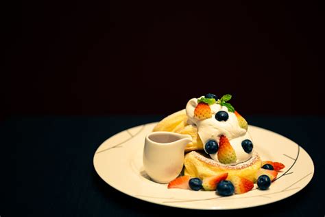 딸기 블루베리 베리 소스 마스 카 치즈 크림 및 메이플 시럽 팬케이크 0명에 대한 스톡 사진 및 기타 이미지 0명 건강한 식생활 과일 Istock