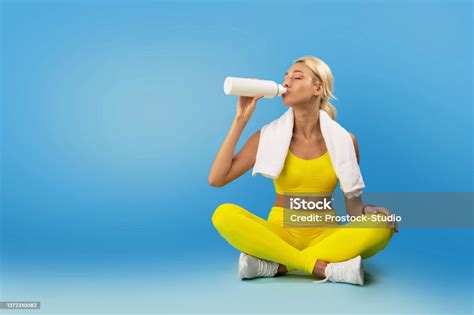 운동 후 병에서 물을 마시는 스포티 한 여성 운동 선수에 대한 스톡 사진 및 기타 이미지 운동 선수 단백질 여자 Istock