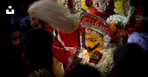 흰색과 갈색 마스크를 가진 빨간색과 흰색 드레스를 입은 여자 사진 Unsplash의 무료 축제 이미지