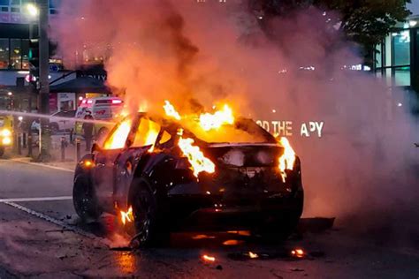 운전자 바로 탈출” 테슬라 달리던 중 갑자기 화재