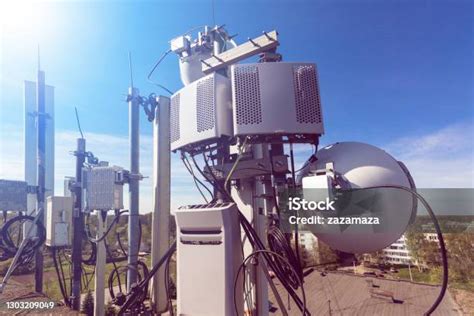통신 데이터 장비 무선 패널 안테나 실외 원격 무선 장치 전원 케이블 동축 케이블 광섬유용 금속 구조물 통신기본역 외부 동축 케이블에 대한 스톡 사진 및 기타 이미지