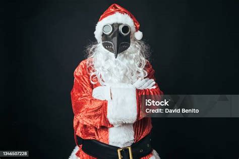 산타클로스로 옷을 입은 남자는 검은 색 배경에 빅토리아 시대의 전염병 마스크를 쓰고 있었다 크리스마스 개념 산타 클로스 선물 축하 12월에 대한 스톡 사진 및 기타 이미지