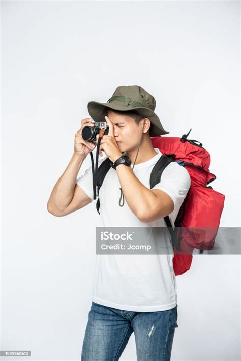 모자를 쓰고 카메라를 들고 여행하기 위해 옷을 입은 남자 20 24세에 대한 스톡 사진 및 기타 이미지 20 24세 가방 걷기 Istock