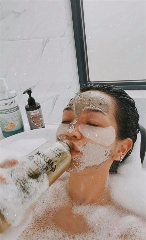 ရေချိုးကန်ထဲမှာ စိမ်ပြေနပြေရေစိမ်ရင်း အေးအေးဆေးဆေးအပန်းဖြေနေတဲ့ ချီခ