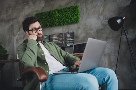 전문 그것 전문가 젊은 남자 노트북 컴퓨터 바탕 화면 로프트 인테리어 사무실 실내 사진 40 44세에 대한 스톡 사진 및 기타