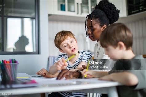 아프리카 사립 교사와 함께 집에서 수업을 듣는 두 명의 초등학생 소년 20 24세에 대한 스톡 사진 및 기타 이미지 20 24세 3 명 6 7 살 Istock