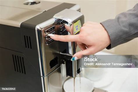 소녀는 커피 머신에서 커피를 만드는 모드를 선택합니다 여성의 손은 커피 머신의 버튼을 누릅니다 갈색에 대한 스톡 사진 및 기타 이미지 Istock