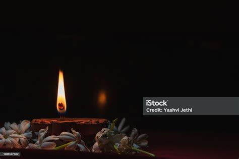 해피 디왈리 디왈리 디왈리 디왈리 디파왈리 축제 행사에 장식 된 오일 램프 배경 개념을위한 디왈리 디야의 복사 공간이있는 스톡