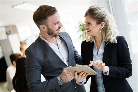 사무실에서 프로젝트 및 브레인 스토밍에 협력 하는 비즈니스 사람들 남성에 대한 스톡 사진 및 기타 이미지 남성 남자 남자 사업가 Istock