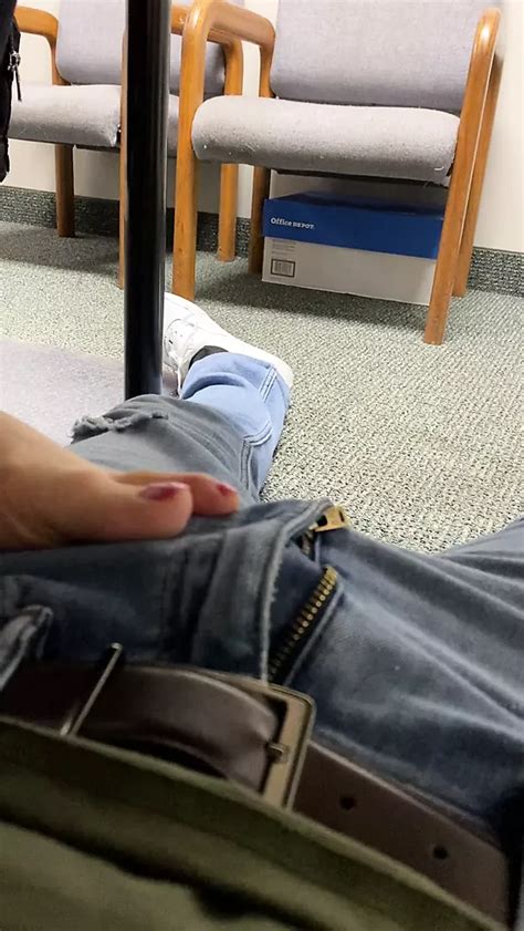 Vidéos porno gratuites Footjob sous la table xHamster