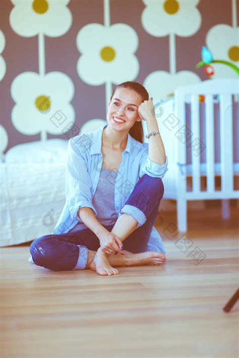 轻松做瑜伽的女人图片 包图网企业站