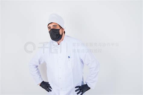 白色高清图片 年轻的男医生穿着白色制服，手握腰，看上去自信，前视图。 人像图片免费下载 格式 编号51277464 千图网