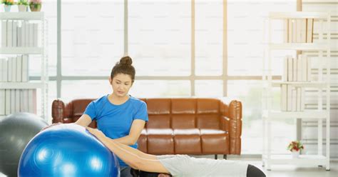 요가를 연습하는 스포츠우먼의 피트니스 공으로 운동하는 여자 집에서 피트니스 볼을 사용한 스트레칭 사진 Unsplash의 선생 이미지