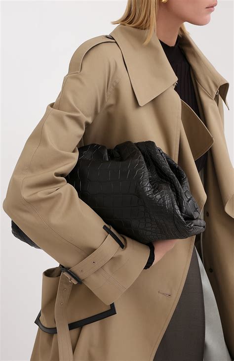 Женский бежевый клатч pouch из кожи аллигатора BOTTEGA VENETA — купить ...