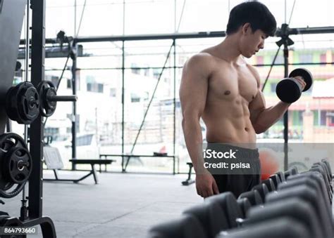 체육관에서 남자 리프트 아령입니다 피트 니스 센터에서 운동 하는 보디 남자 스포츠 남자 헬스 클럽에서 운동을 하 고입니다 건강한 생활방식에 대한 스톡 사진 및 기타 이미지