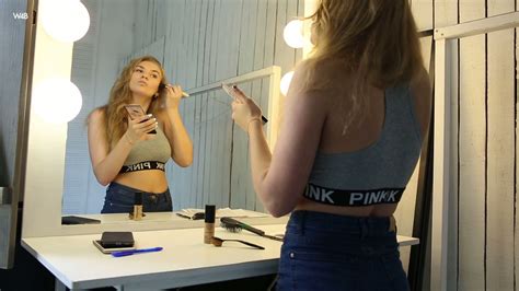 Молодая порно модель Лоури позирует на камеру выставляя на показ все свои прелести